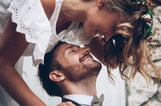 15 Unforgettable Wedding Poses for the Bride and Groom