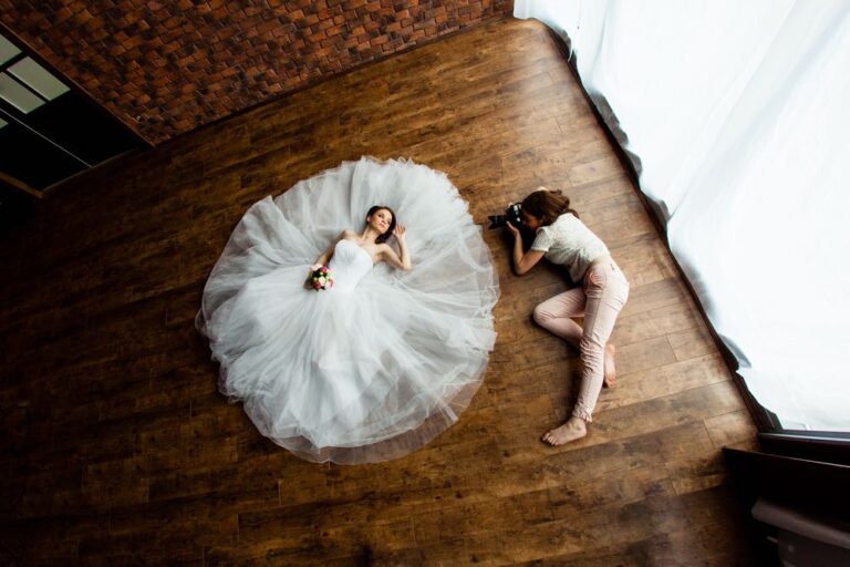 15 Unforgettable Wedding Poses for the Bride and Groom